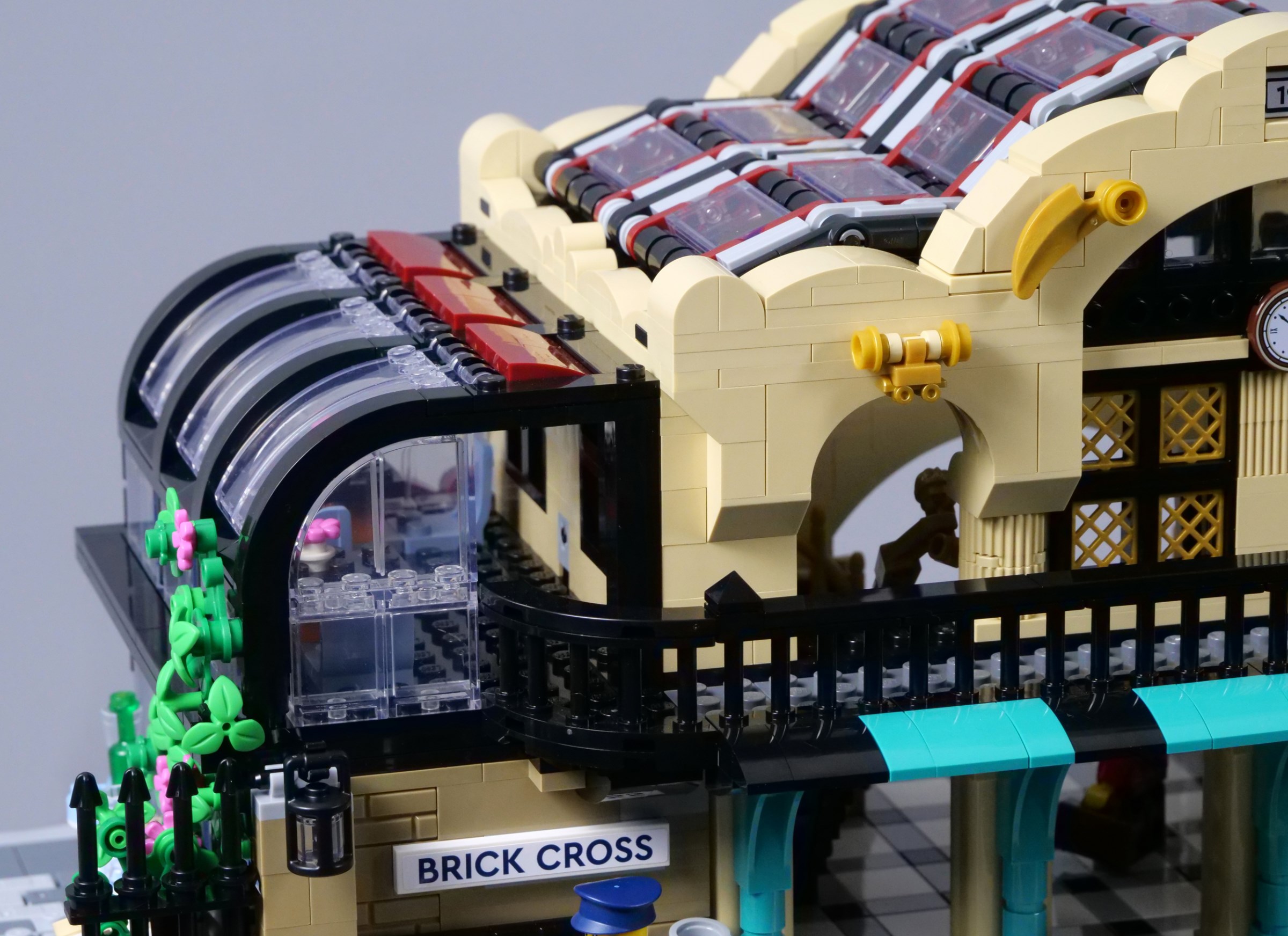 LEGO BrickLink 910034 Brick Cross Train Station review | Brickset